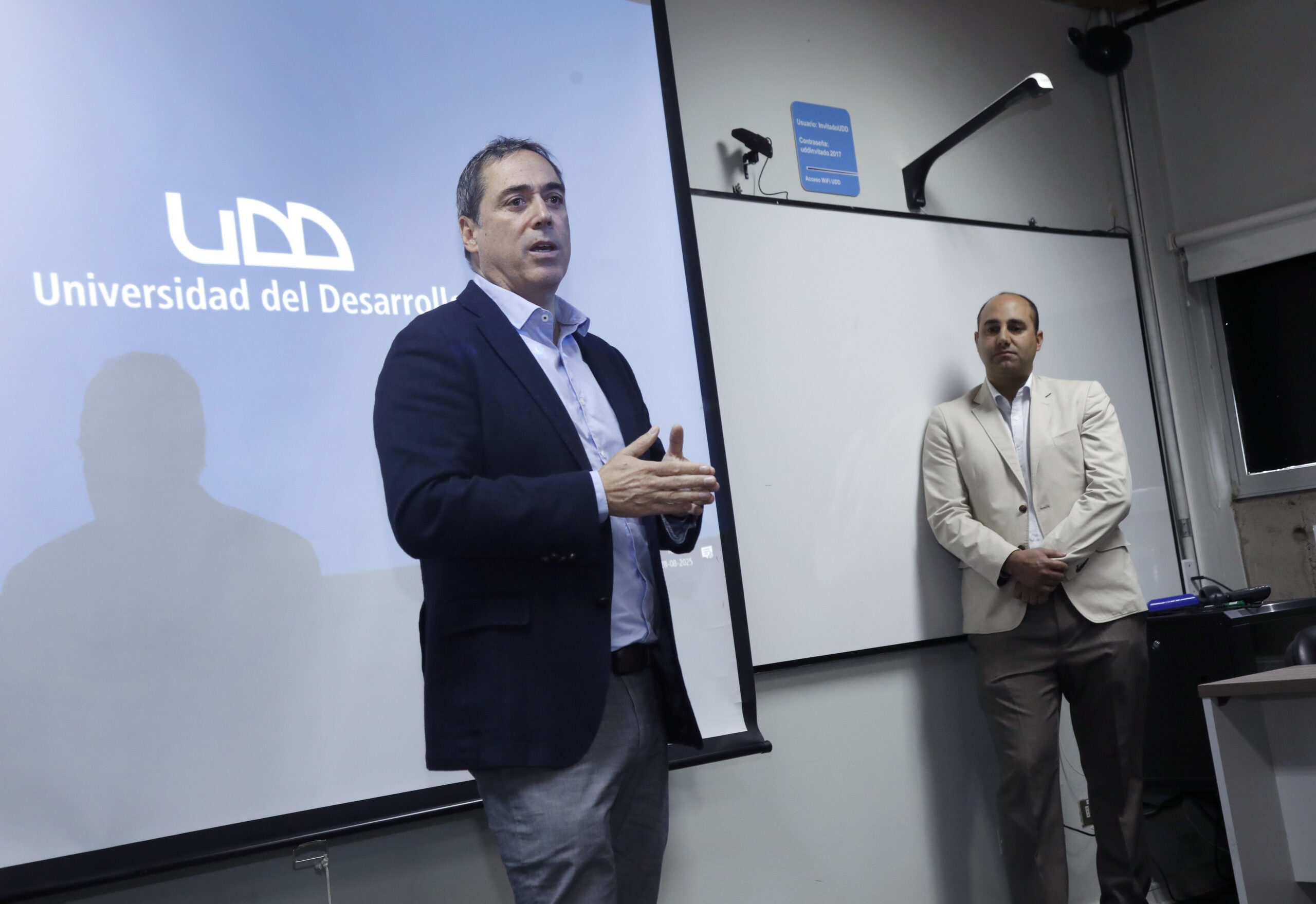 Felipe Ramírez y Christian Sfeir de Amazon Web Services comparten su ...